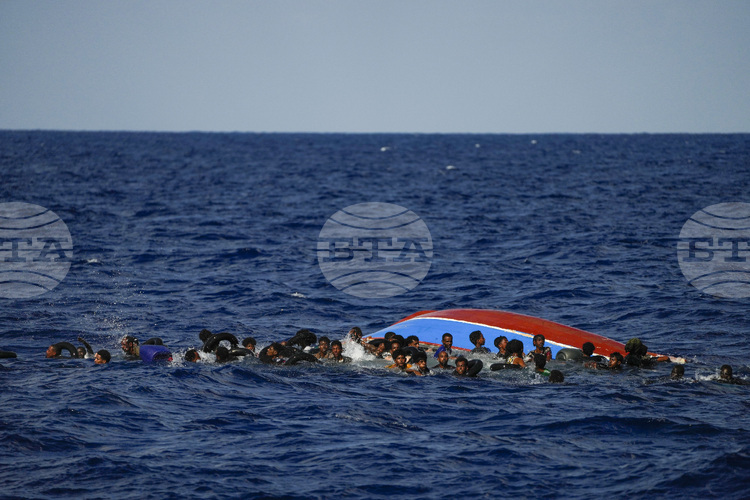 БТА Най малко 33 мигранти загинаха а още 8 души са в неизвестност след потъването на